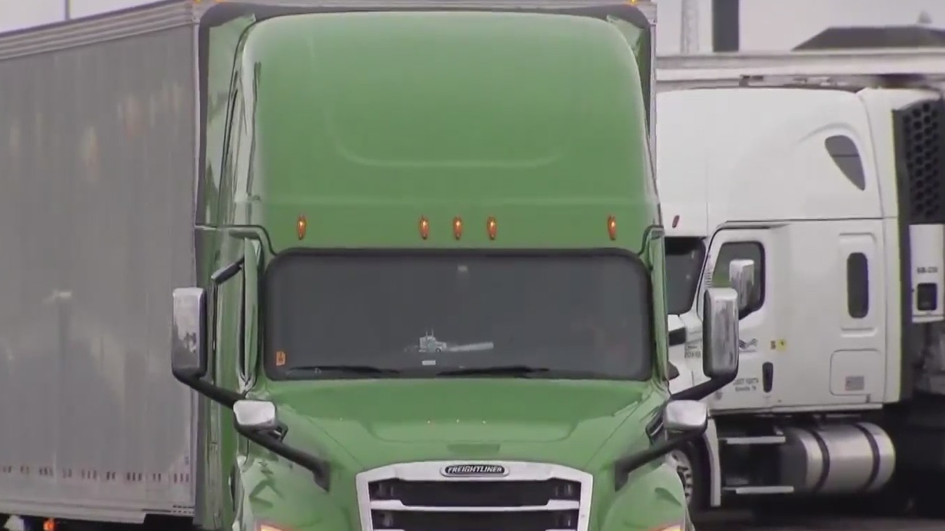 Truck drivers working the holidays share close-knit bond | NewsNation ...